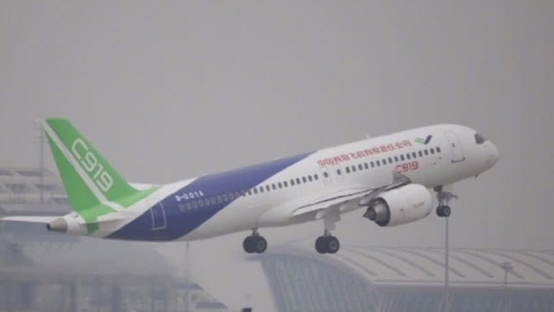 国产大飞机C919成功升空机组5人首次有飞机伴飞