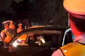 女司机醉驾撞人拖行两千米,面对交警嚣张至极(2)