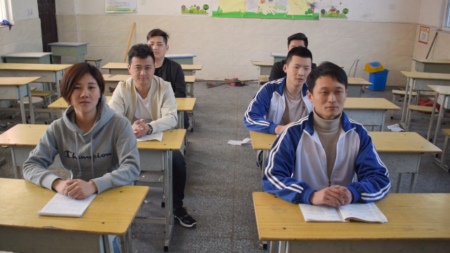 老师让学生模仿明星的特征,学生表演深得老师喜爱,太有趣了