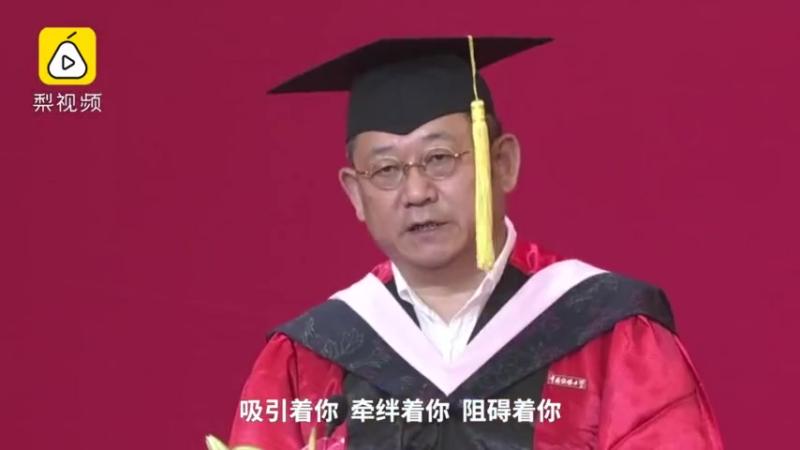 【毕业典礼惊现舌尖上的中国配音,网友:一听声音就饿了】昨日,中国...