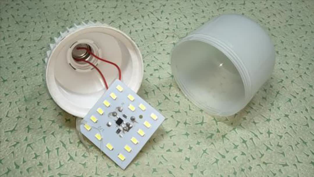 LED灯不亮了,不用请电工,其实只花0.1元,就能轻松修复还能用