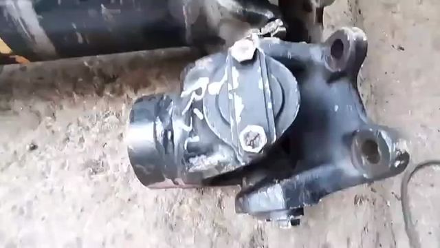 汽车传动轴坏了,修车师傅迅速修好,开到路上试一圈