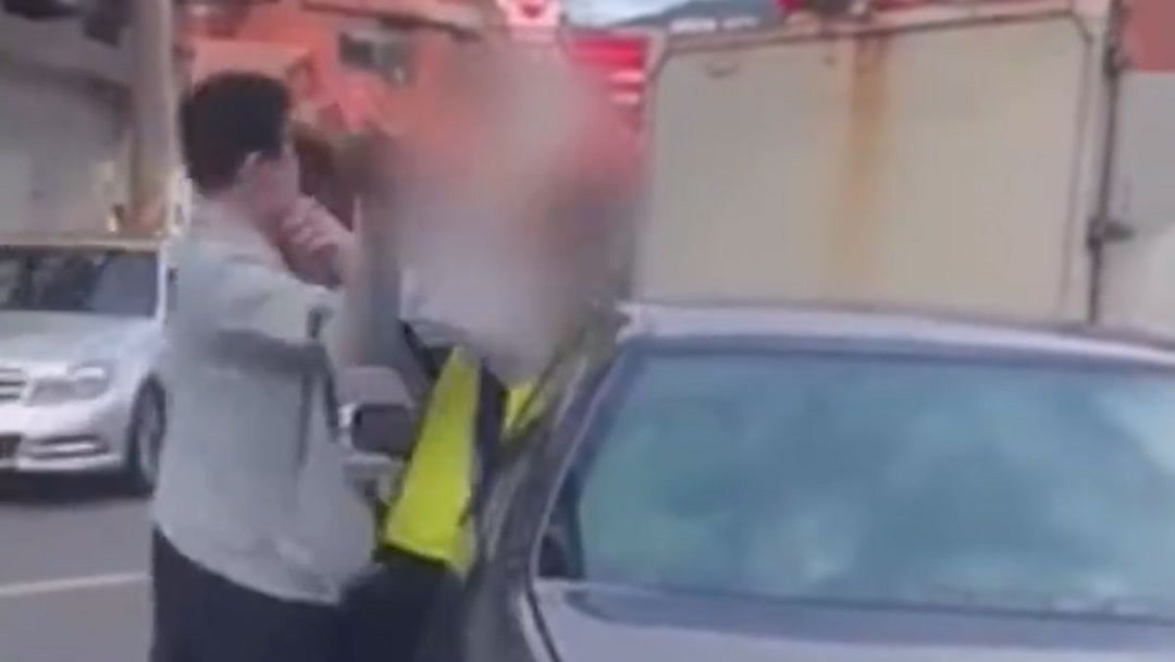 男子疑因行车纠纷当街殴打77岁老人 事后竟称对方先出手打人