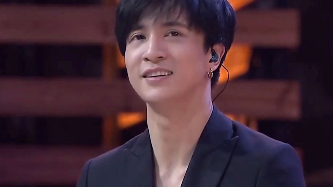 他会接替情歌王子地位?张信哲节目上大赞薛之谦,给予超高评价!