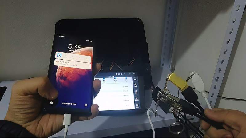 安卓导航只需加一个小盒子,就可以插4个优盘和一个手机快充口!