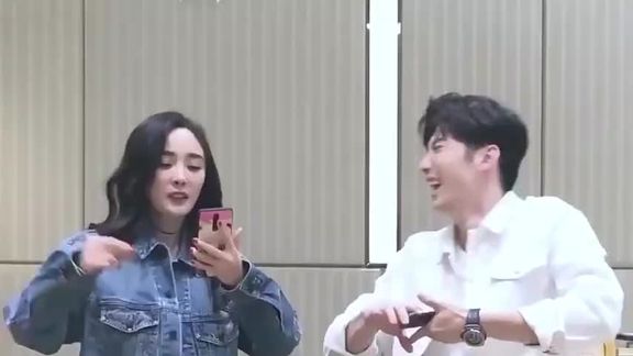 杨幂对着镜头“wink眨眼”,场面直击人心,男女生看了都会爱