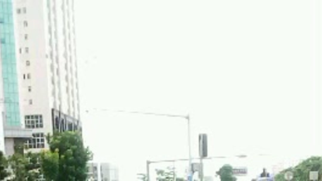 肇事方跟出事方说:你先把车开到任何维修店维修,维修好后把发票给我...