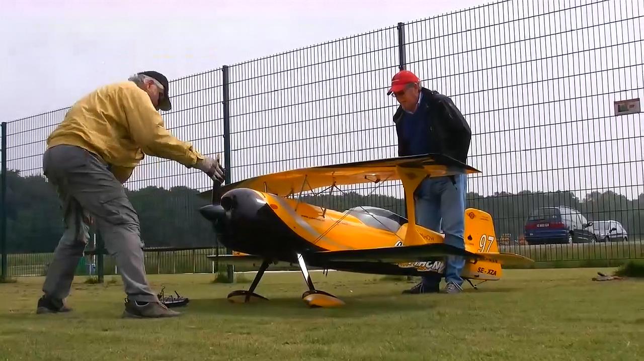 体积庞大的RC模型飞机,户外飞行表演十分精彩,结果着陆失败了