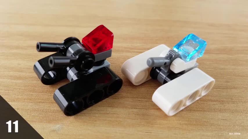 用乐高积木块拼装成迷你的小机器人,拍成定格动画,很有意思