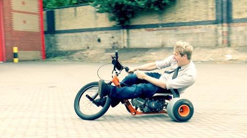 老外自制电动漂移三轮车开动起来好酷,网友:演出也不错哦