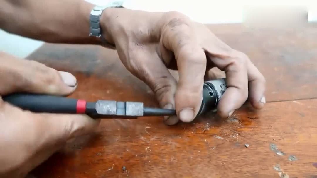 一把破旧的警用手电筒,牛人全部拆卸修复一新后,真是太亮了