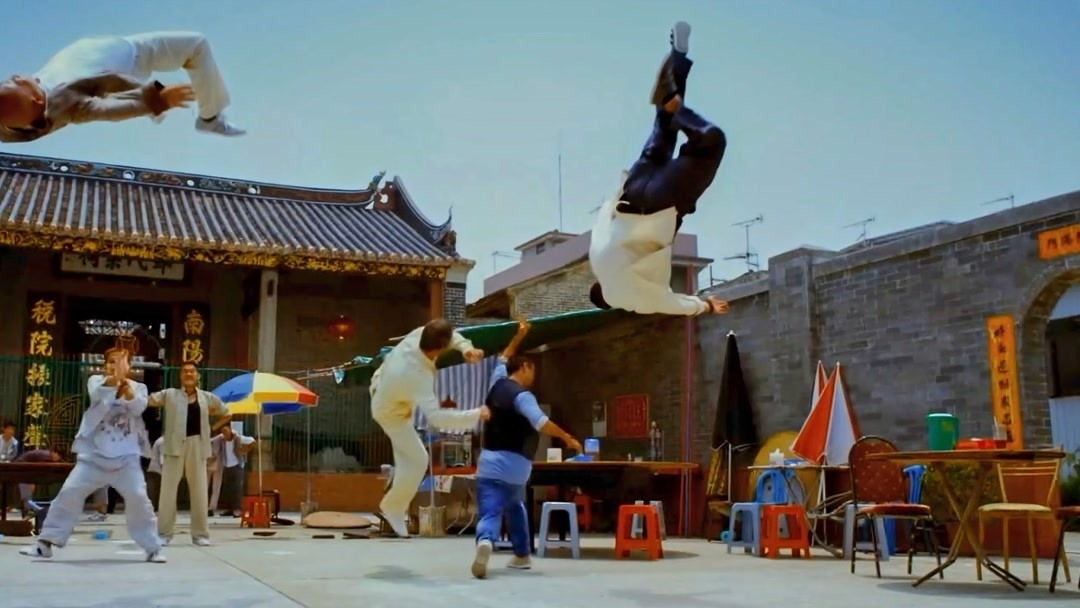 黑社会能动手就不说话,集体围攻警察,这段打斗看十遍都不过瘾