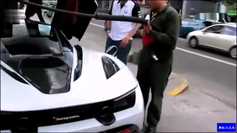 500万一辆迈凯伦720S加满油要多少钱 一个月工资就这样没了