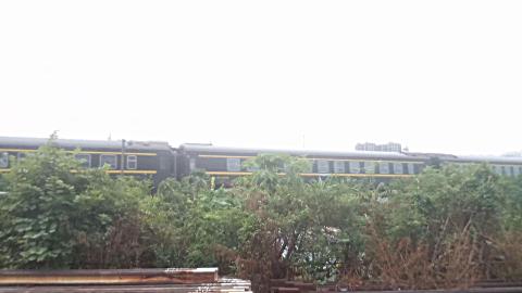 DF11G 0166和DF11G 0199牵引Z385次列车慢速通过