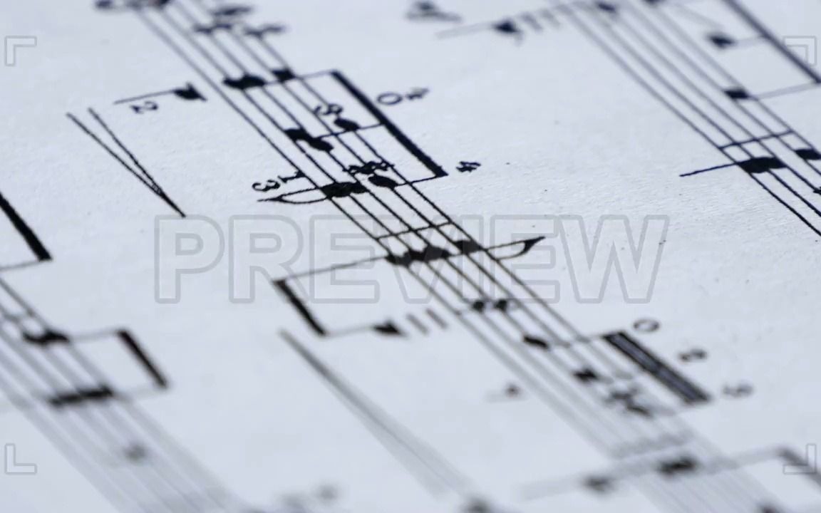 旋转的黑色墨迹纸张乐谱视频特写镜头