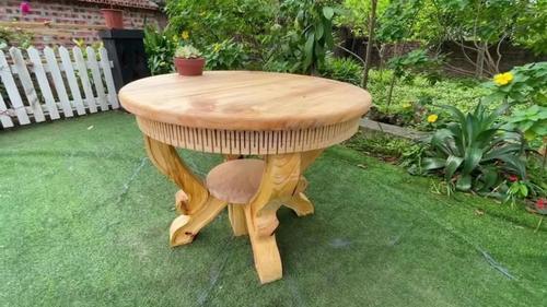 退休大叔用家乡木料制作木桌,成品让人大开眼界!