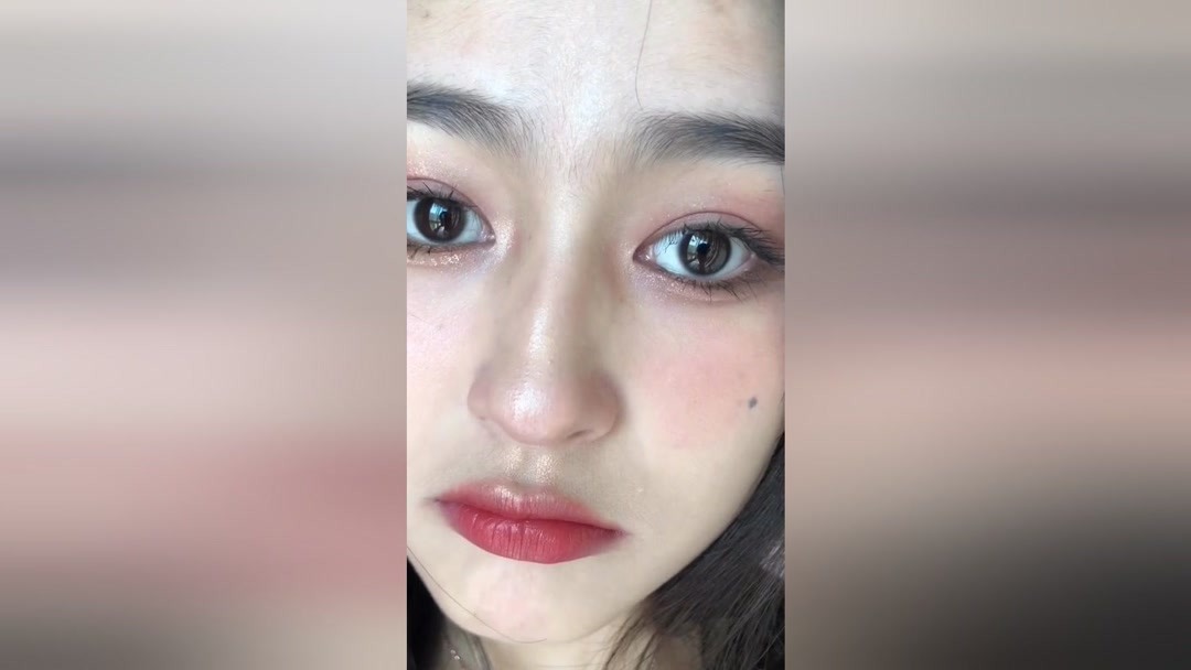 虽然后置拍的皮肤很多瑕疵 但是感觉后置比我用前置拍的好看是怎么...