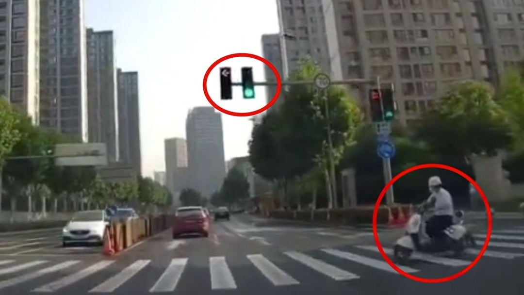 电瓶车闯红灯撞汽车逼司机认全责:你有保险不认我就耗着