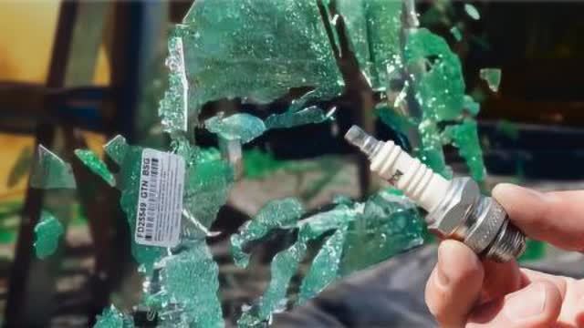 火花塞上的陶瓷碎片,只需要轻轻一敲,就可以将钢化玻璃击碎!