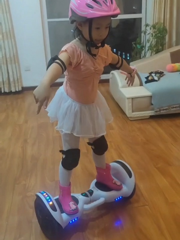 小闺女刚学平衡车,看起来学起来非常简单