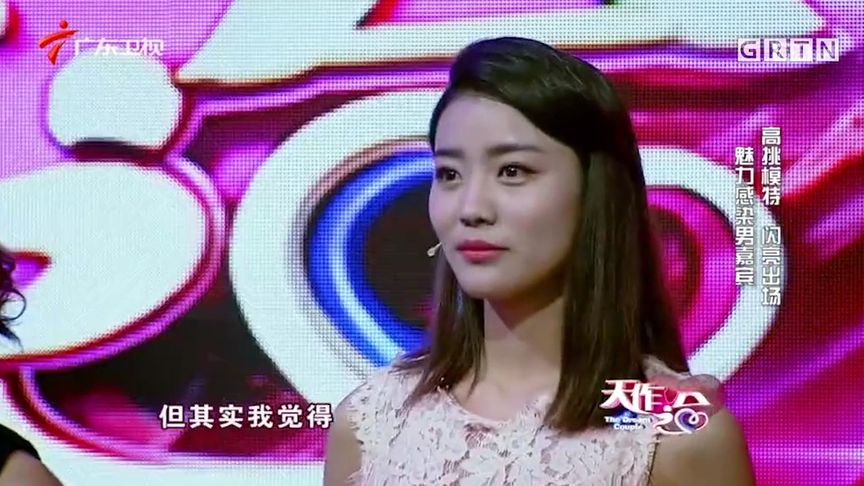 高挑女模闪亮登场,现场表演走秀,魅力感染男嘉宾