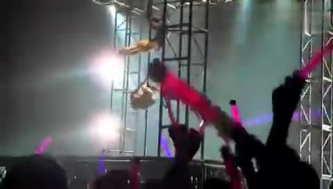 视频:蔡依林演唱会上演高难度性感钢管舞