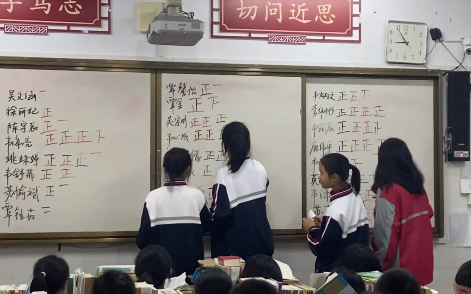 半个学期过去了,同学们重新选班干,希望选上的同学能协助班主任管理...