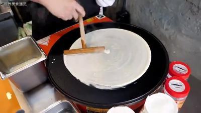 韩国街头的火焰枪烤奶油冰激凌,外焦里嫩,冰火两重天,真好吃