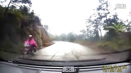 199元 迷你 行车记录仪实拍:小雨山路效果(2012-01-24年初二)