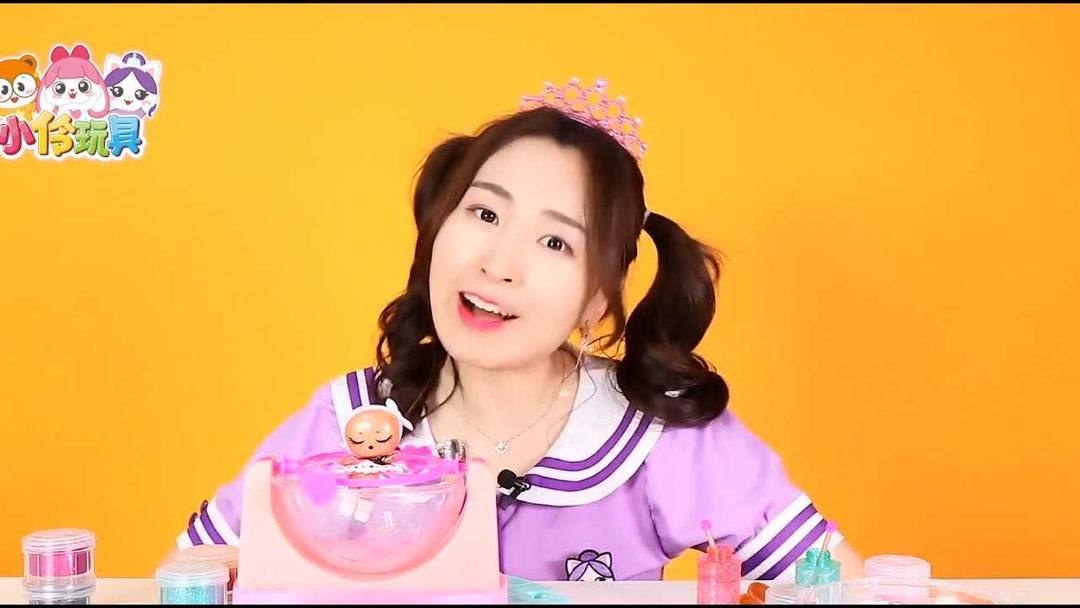 悦儿给芭比娃娃做衣服,超级闪亮的小裙子!