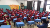 老师创编课桌操走红,孩子们戏精上身,活动筋骨!
