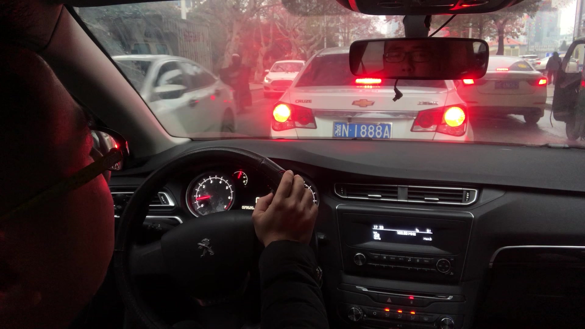 遇到这种大堵车,手动挡司机真难受,脚累!