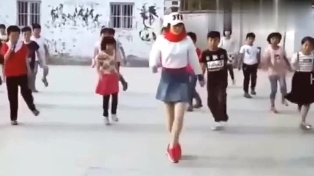 老师带领小学生课间操跳鬼步舞