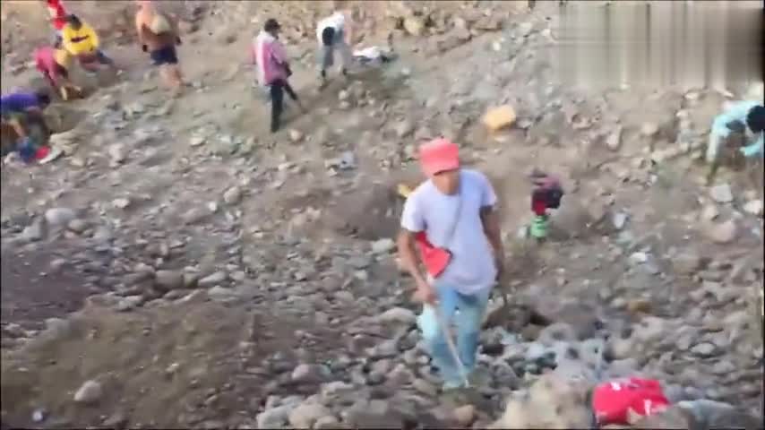 震撼高清实拍亲身体验缅甸翡翠原石矿场挖翡翠场面极其危险!