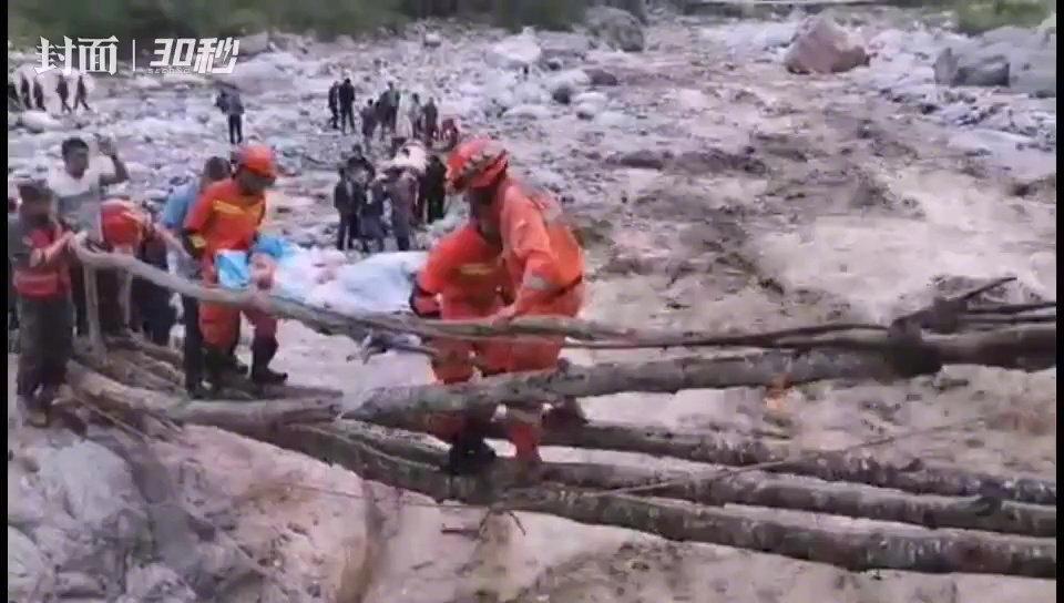 【#泸定地震震后12小时救援#:激流中搭起生命桥
