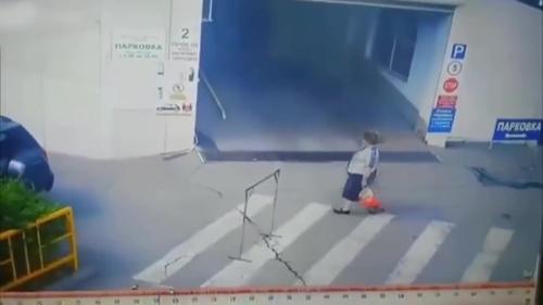 ...事件,监控拍下一起,奇特,的事故,大妈下陡坡突然刹不住了撞到路边行人