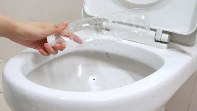 再堵的厕所,只用一个塑料瓶,5分钟就能疏通