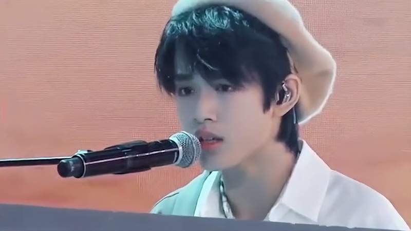 TF家族三代练习生舞台来了,四人演绎《黄昏》你觉得怎么样?