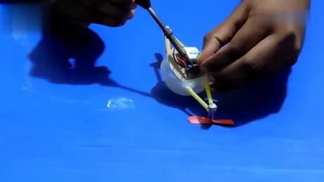 牛人教你如何制作一个飞机,四只螺旋桨,可以飞起来!