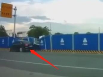 轿车判断"失误",直接撞翻路边围栏