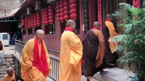 这就是寺院的食堂,看这标准堪比酒楼啊!真是长见识了!