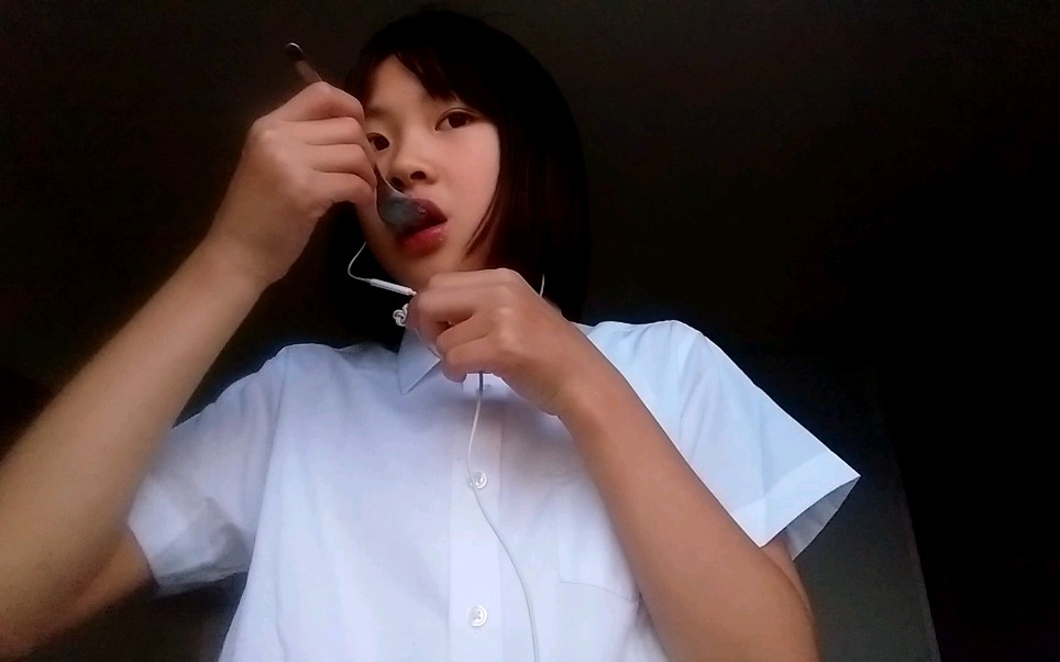 助眠 校服小妹妹吃唇部磨砂膏