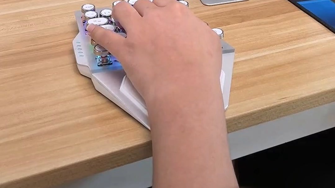 投屏显示器,无需电脑主机,匹配手机玩家,眼镜贼舒服。