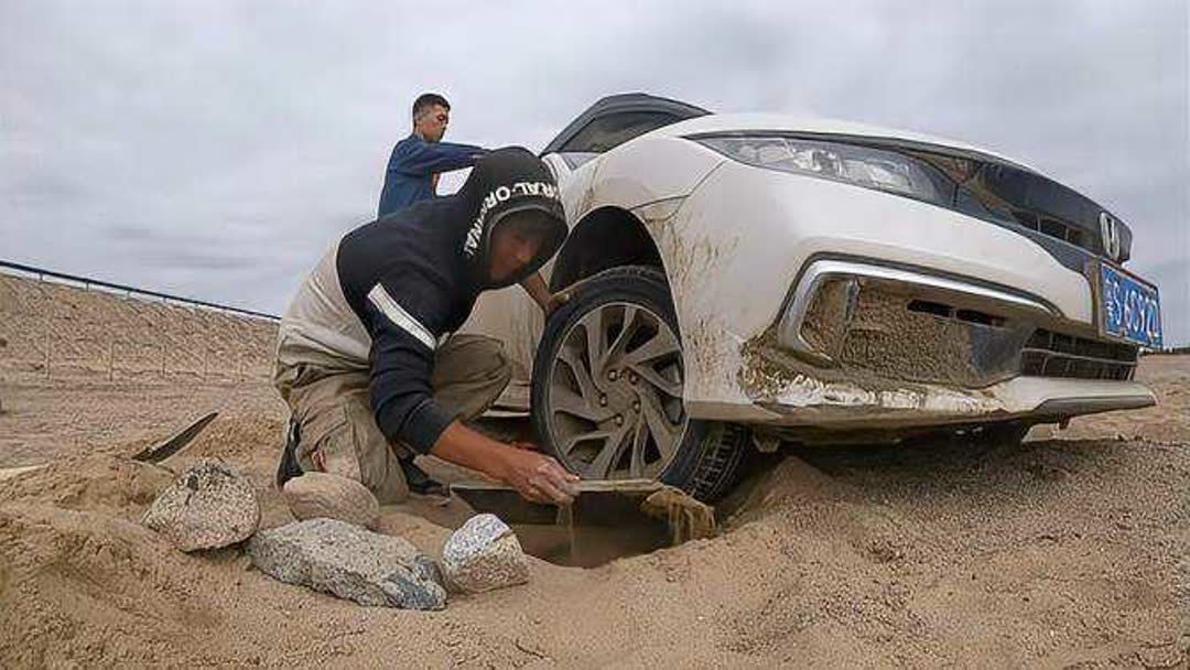 车子又陷车,来了普拉多拖车要500块钱贵吗?自己能不能搞出来!