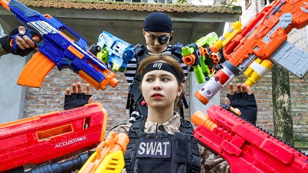 真人CS:玩具枪玩出狙击枪的感觉,小伙也是没谁了!