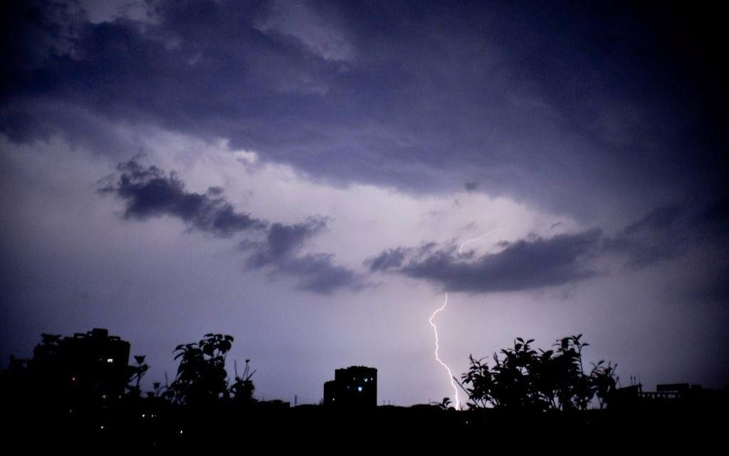 最近天天下雨,于是我用python把这个月的天气都爬下来提前做好准备要...