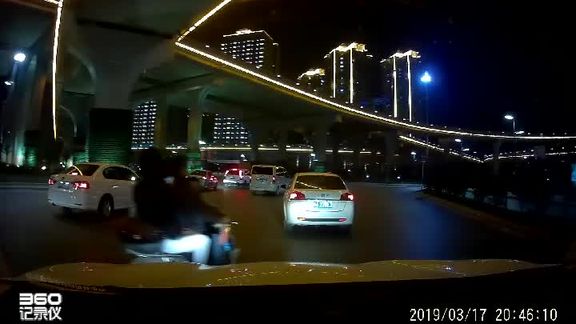 电动车载人连续变换三个车道,如果发生交通事故,责任如何划分