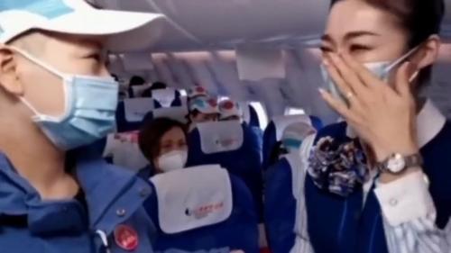 援鄂医疗队回家的飞机上,空姐看到剪去秀发的医护人员哭了