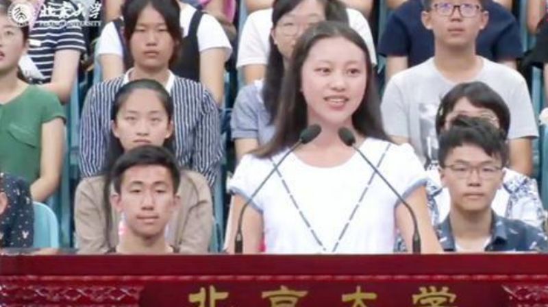 2017年北京大学开学典礼:美女大学生代表发言,集才华美貌于一身
