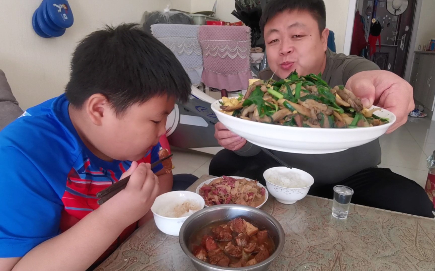 又剩我们爷俩的干饭日常了,红烧肉、平菇炒蛋、酸菜粉,简单喝点